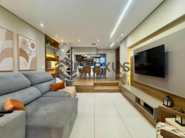 Apartamento reformado com varanda gourmet e lazer na beira mar da Praia das Astu