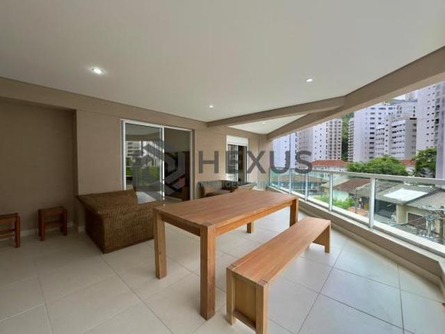 Apartamento reformado com varanda gourmet e lazer na Praia das Pitangueiras, Gua