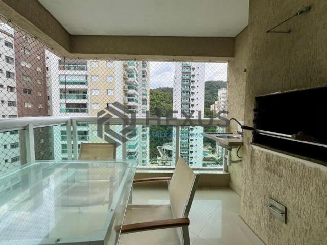 Apartamento reformado com varanda gourmet e lazer na quadra mar da Praia das Pit