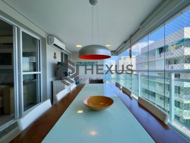 Apartamento reformado com varanda gourmet e lazer nas Astúrias, Guarujá