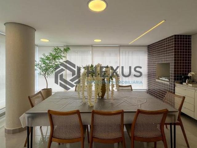 Apartamento reformado com varanda gourmet e lazer nas Pitangueiras, Guarujá