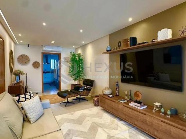 Apartamento reformado com varanda gourmet e lazer a 200m da praia nas Pitangueiras, Guarujá