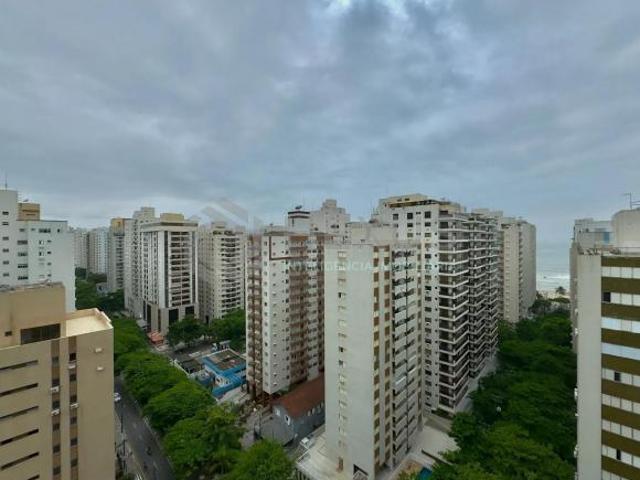 Apartamento reformado com varanda gourmet e lazer a 2 quadras da Praia das Pitangueiras, Guarujá