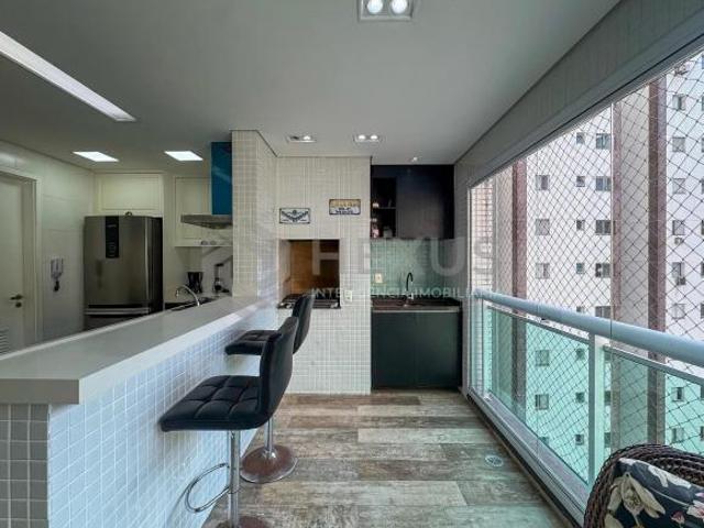 Apartamento reformado com varanda gourmet e lazer a duas quadras da Praia das Pitangueiras, Guaruja