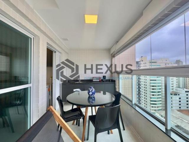 Apartamento reformado com varanda gourmet e lazer a uma quadra da Praia das Astu
