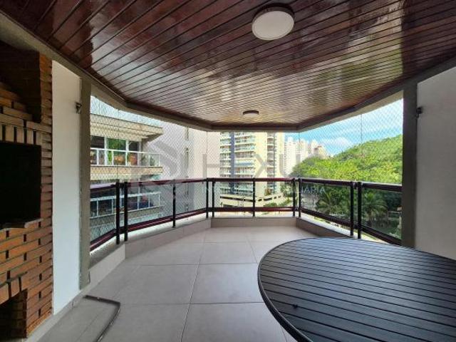 Apartamento reformado com varanda gourmet e vista mar na beira mar da Praia das Asturias, Guaruja