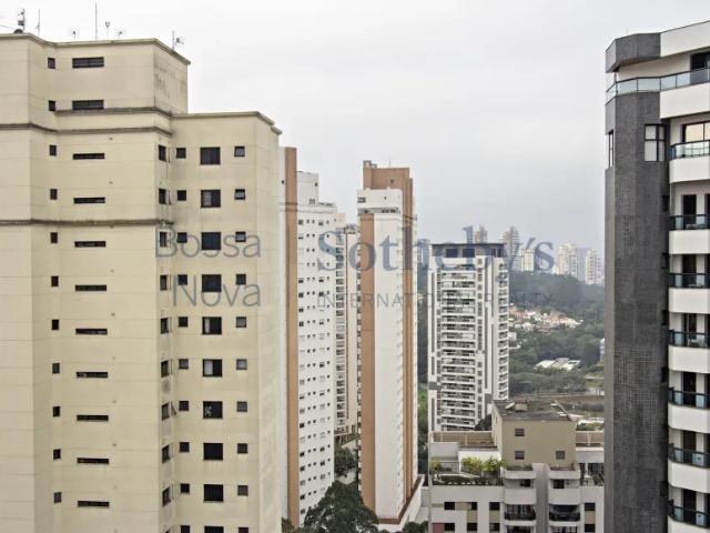 Apartamento reformado com varanda gourmet envidraçada