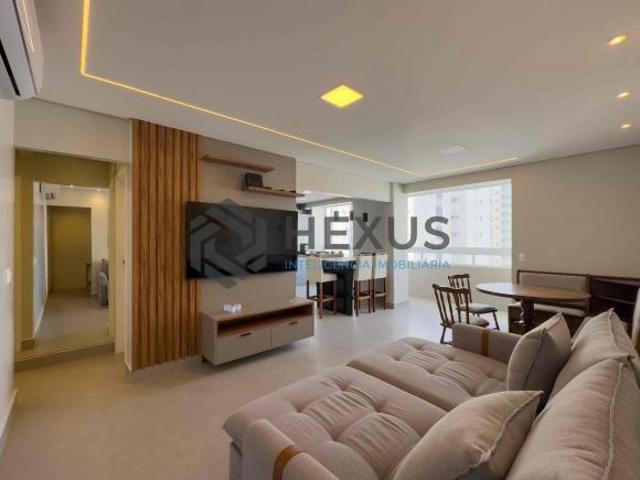 Apartamento reformado com varanda e vista mar a uma quadra da Praia das Pitangue