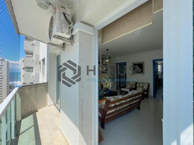 Apartamento reformado com varanda e vista mar a uma quadra da Praia das Pitangue