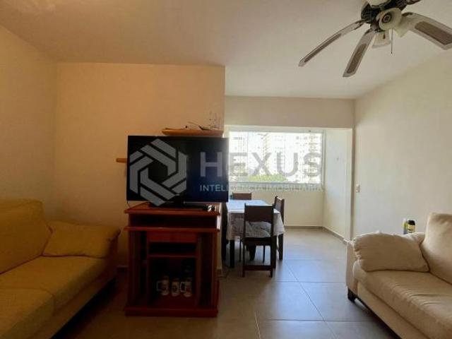 Apartamento reformado com varanda e vista mar a uma quadra da Praia das Pitangueiras, Guaruja