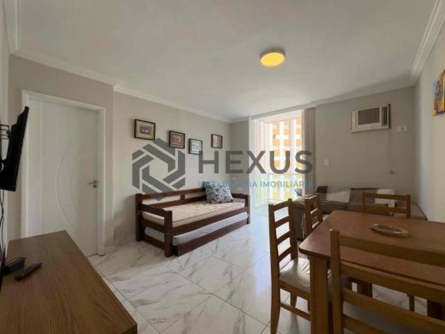 Apartamento reformado com varanda e vista mar na quadra mar da Praia das Pitangu