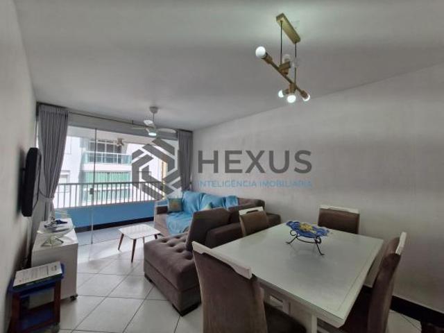 Apartamento reformado com varanda e vista mar na quadra mar da Praia das Pitangu