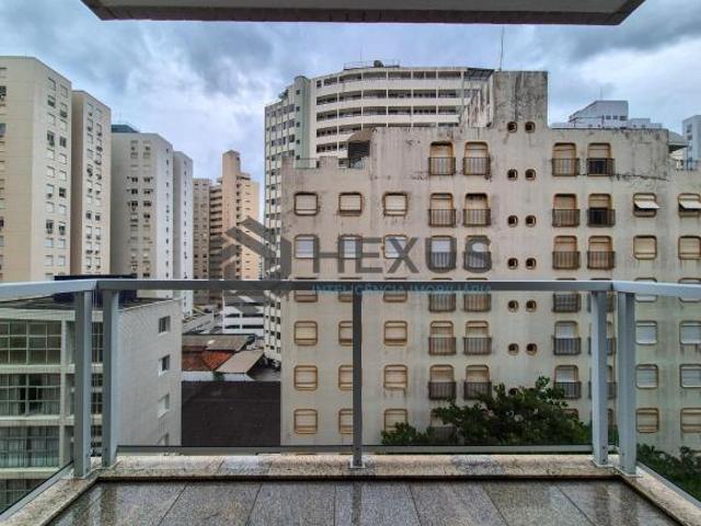 Apartamento reformado com varanda e vista mar na quadra da praia das Pitangueira