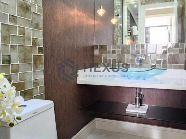 Apartamento reformado com varanda e lazer a uma quadra da Praia das Pitangueiras