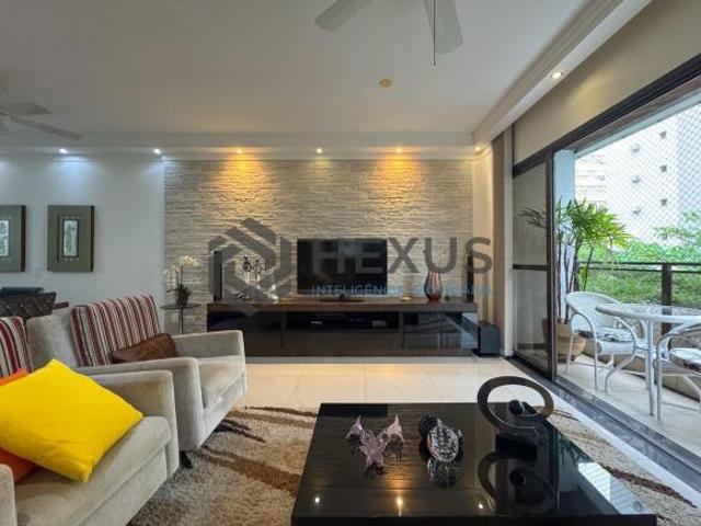 Apartamento reformado com varanda e lazer a uma quadra da Praia das Pitangueiras