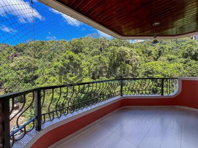 Apartamento reformado com varanda e lazer a 150m da Praia das Pitangueiras, Guar