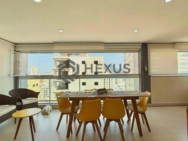 Apartamento reformado com varanda e lazer a 350m da praia na Enseada, Guarujá