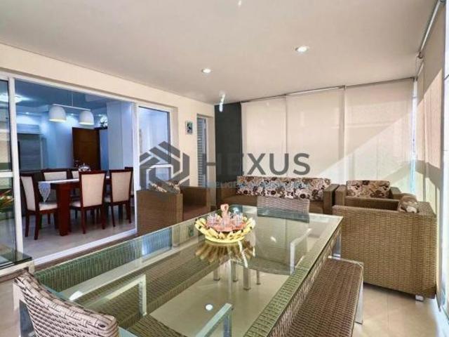 Apartamento reformado com varanda e lazer a 350m da praia na Enseada, Guarujá