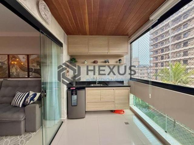Apartamento reformado com varanda e lazer a 300m da praia na Enseada, Guarujá