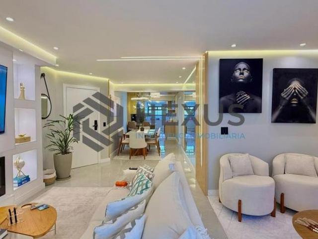 Apartamento reformado com varanda e lazer a 300m da praia nas Pitangueiras, Guar