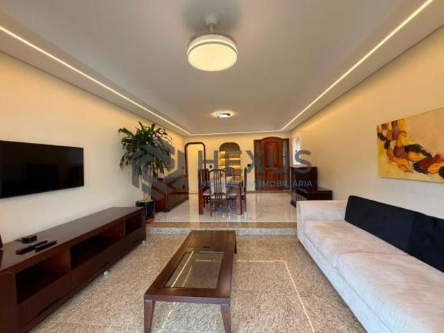 Apartamento reformado com varanda e lazer a 400m da praia na região da Barra Fun