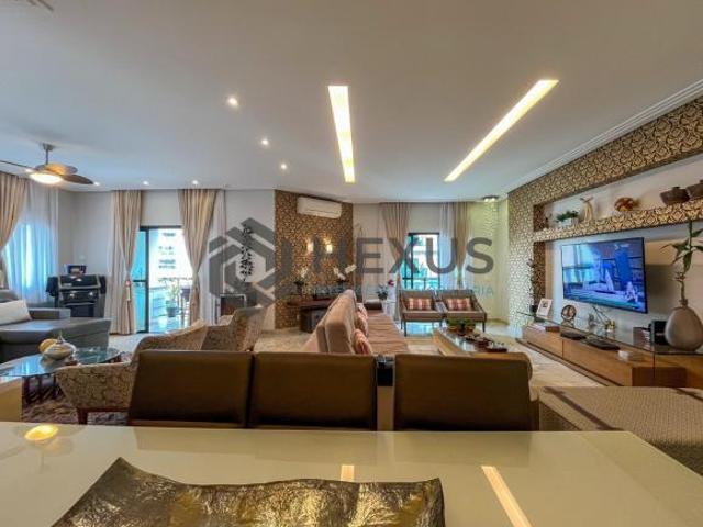Apartamento reformado com varanda e lazer completo a duas quadras da Praia das P