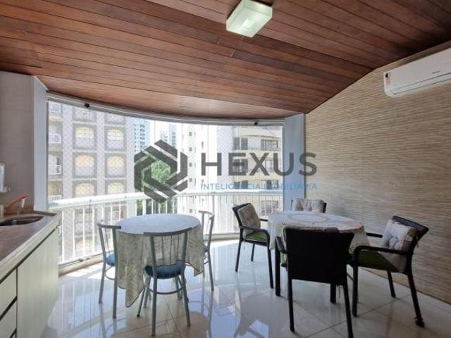 Apartamento reformado com varanda e lazer na beira mar da Praia das Pitangueiras