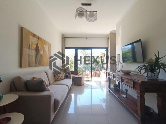Apartamento reformado com varanda e lazer na Enseada, Guarujá