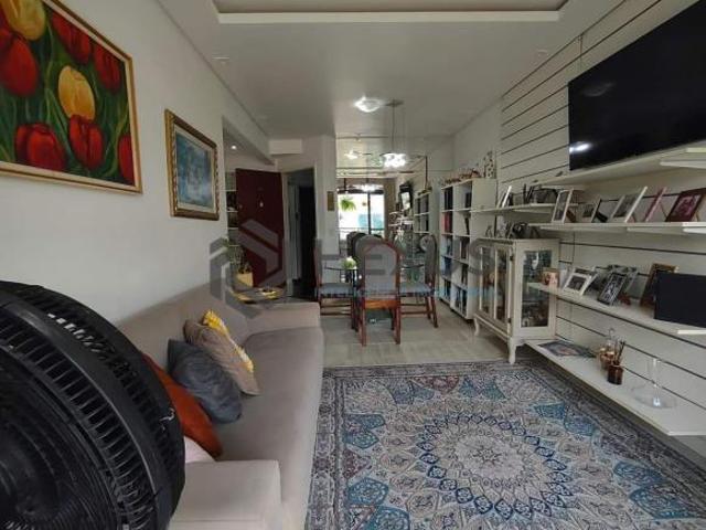Apartamento reformado com varanda e lazer na Enseada, Guarujá