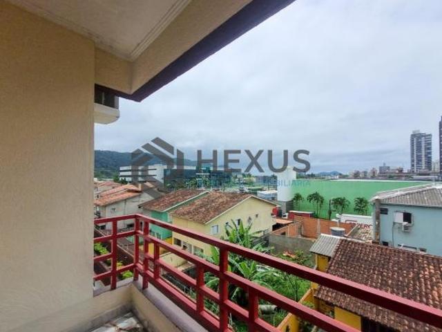 Apartamento reformado com varanda e lazer na Praia da Enseada, Guaruja