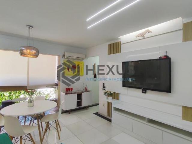 Apartamento reformado com varanda e lazer na Praia das Astúrias, Guarujá