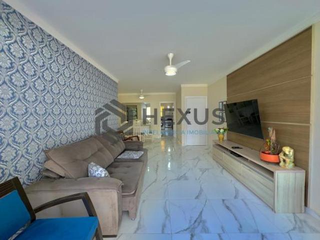 Apartamento reformado com varanda e lazer na Praia das Pitangueiras, Guaruja