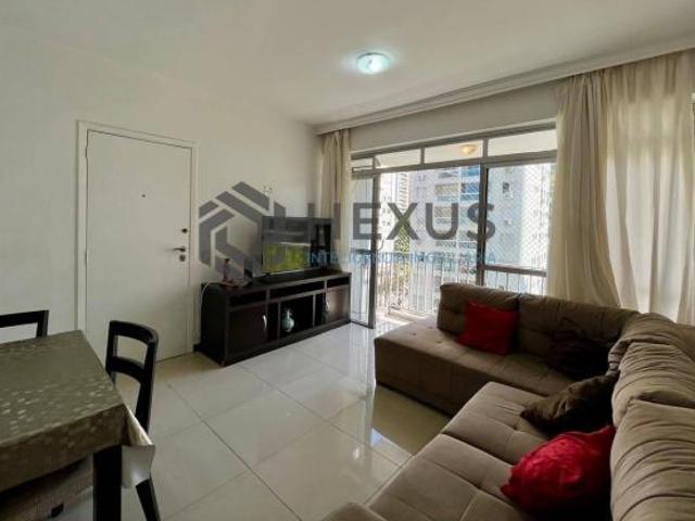 Apartamento reformado com varanda e lazer na Praia das Pitangueiras, Guaruja