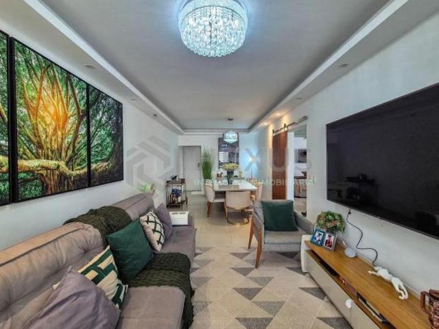 Apartamento reformado com varanda e lazer na Praia das Pitangueiras, Guaruja