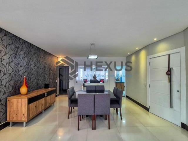 Apartamento reformado com varanda e lazer na Praia das Pitangueiras, Guarujá