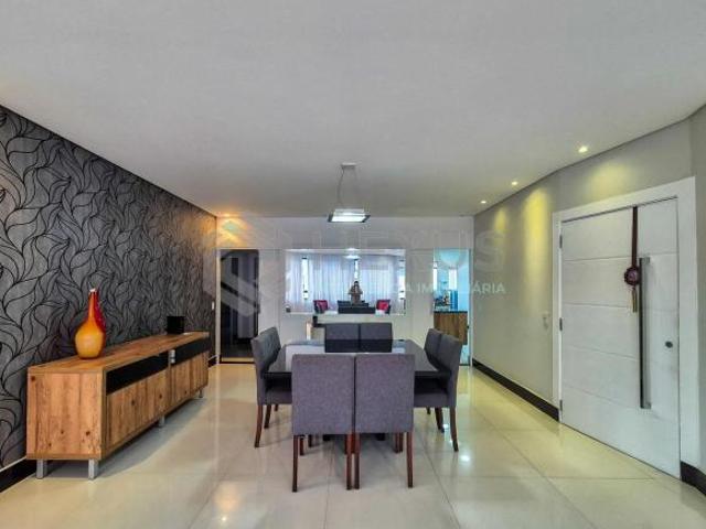 Apartamento reformado com varanda e lazer na Praia das Pitangueiras, Guarujá