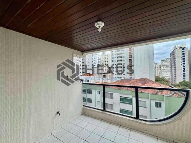 Apartamento reformado com varanda e lazer na quadra mar da Praia das Pitangueira