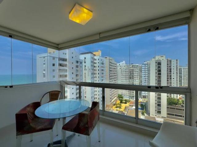 Apartamento reformado com varanda e lazer na quadra mar da Praia das Pitangueiras à venda, Guarujá S