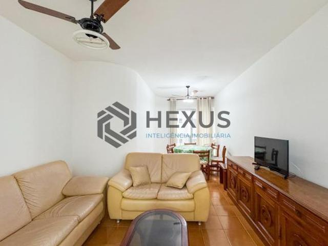Apartamento reformado com varanda e lazer na quadra mar das Pitangueiras, Guaruj