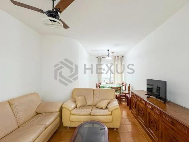 Apartamento reformado com varanda e lazer na quadra mar das Pitangueiras, Guarujá