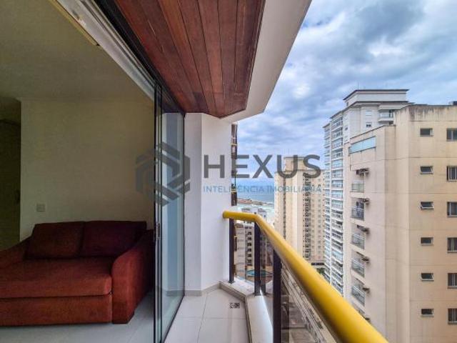 Apartamento reformado com varanda e lazer nas Pitangueiras, Guarujá