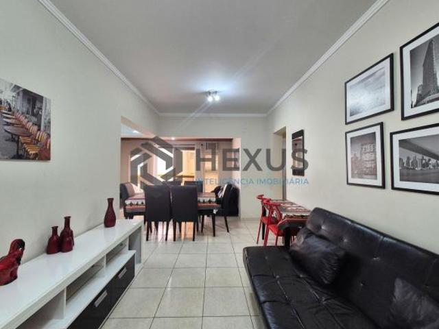 Apartamento reformado com varanda e lazer nas Pitangueiras, Guarujá