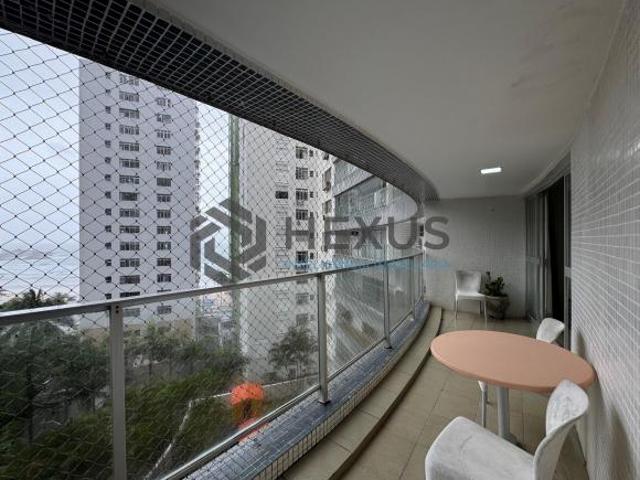 Apartamento reformado com varanda, lazer e vista mar na quadra mar da Praia das