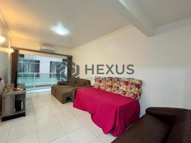 Apartamento reformado com varanda na Praia da Enseada, Guaruja