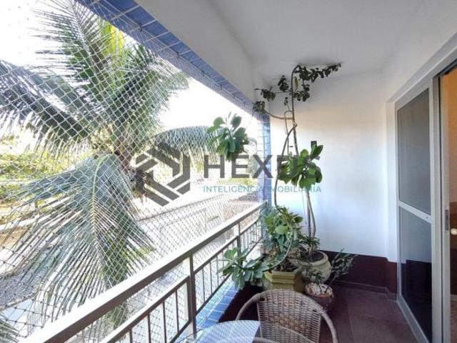 Apartamento reformado com varanda na Praia da Enseada, Guaruja