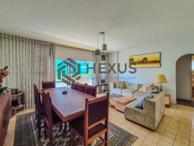 Apartamento reformado com varanda na Praia das Astúrias, Guarujá