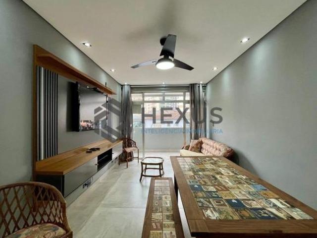 Apartamento reformado com varanda na Praia das Asturias, Guaruja