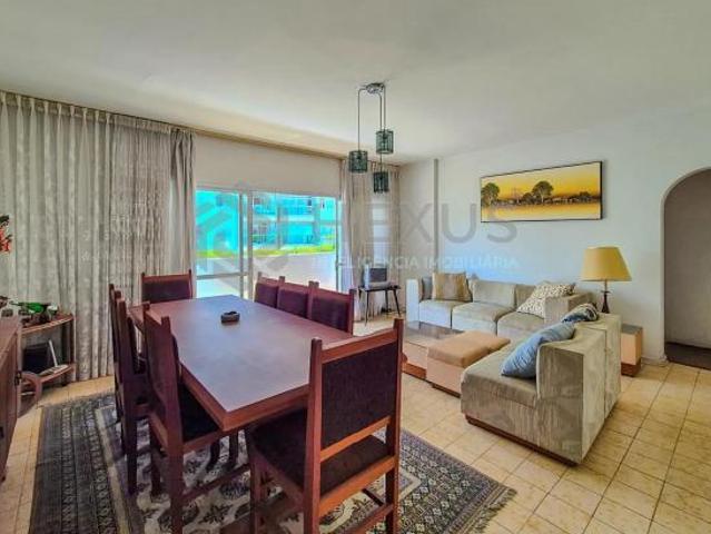 Apartamento reformado com varanda na Praia das Astúrias, Guarujá