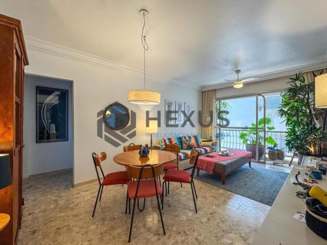 Apartamento reformado com varanda na Praia das Pitangueiras, Guaruja