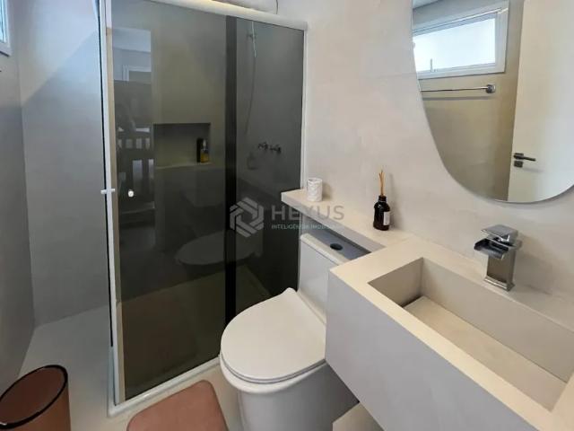 Apartamento reformado com varanda na quadra mar da Praia das Pitangueiras, Guaruja